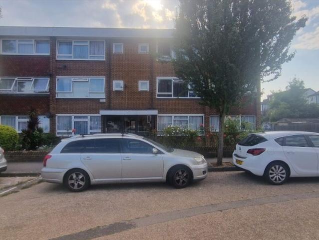 Margaret Way, Ilford IG4, 2 bed flat to rent, £2,000 pcm | PrimeLocation