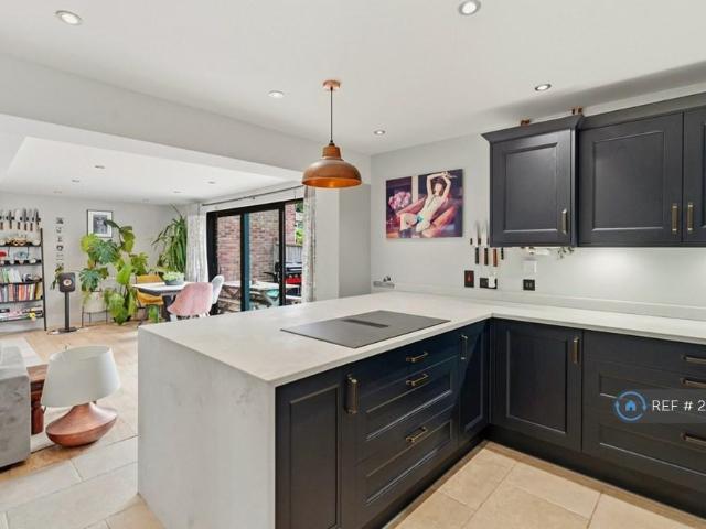 Margaret Close, Norwich, NR6 4 bed semi detached house to rent £2,249 pcm £519 pw