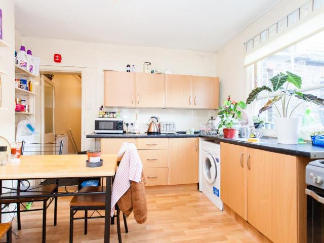 Margaret Road, London N16 2 bed flat to rent £1,803 pcm £416 pw
