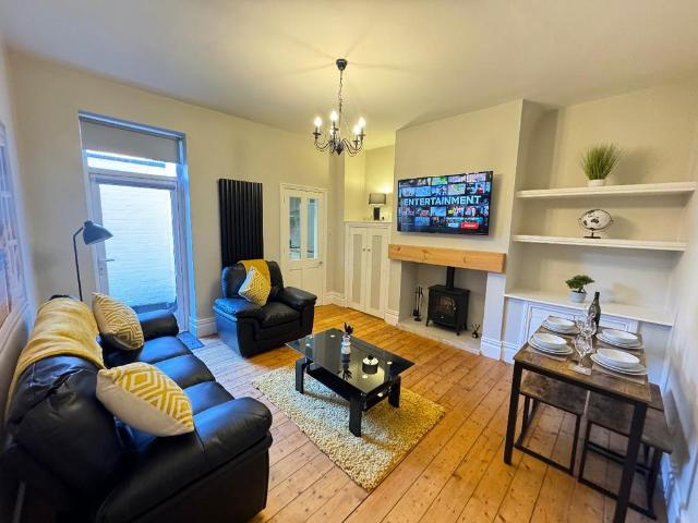 Margaret Road, Whitley Bay. *. 2 bed apartment to rent £3,802 pcm £877 pw