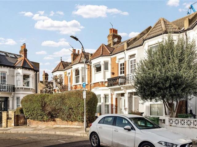 Margravine Gardens, London W6 2 bed flat to rent £2,900 pcm £669 pw
