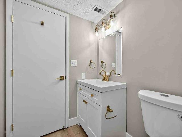Mariemont Woods 2 Bedroom Apartment for Rent at 6540 Murray Ave, Cincinnati, OH 45227 Madisonville