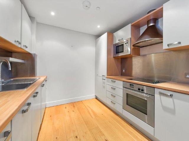 Marina Place, Hampton Wick, Kingston. 2 bed flat to rent £3,000 pcm £692 pw