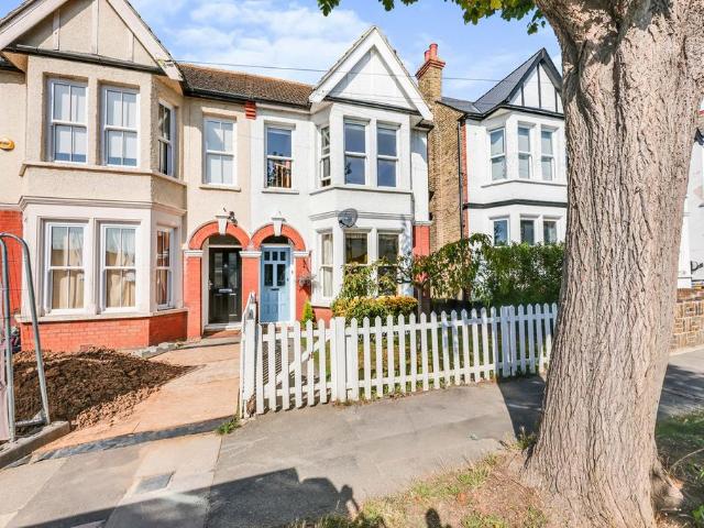 Marine Avenue, Leigh on sea, SS9 2 bed flat to rent £1,450 pcm £335 pw