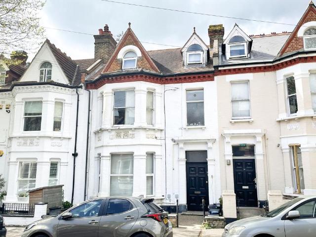 Marine Avenue, Westcliff On Sea SS0 2 bed ground floor flat to rent £1,175 pcm £271 pw
