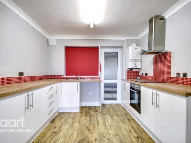 Marine Parade East, CLACTON ON SEA 2 bed apartment to rent £1,150 pcm £265 pw