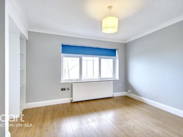 Marine Parade East, CLACTON ON SEA 2 bed apartment to rent £1,150 pcm £265 pw