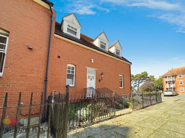 Marine Parade East, CLACTON ON SEA 5 bed house to rent £2,350 pcm £542 pw