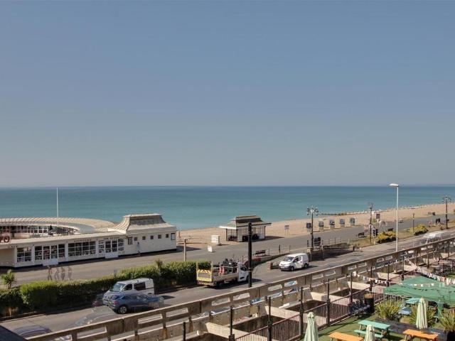 Marine Parade, Worthing BN11 2 bed flat to rent £1,450 pcm £335 pw
