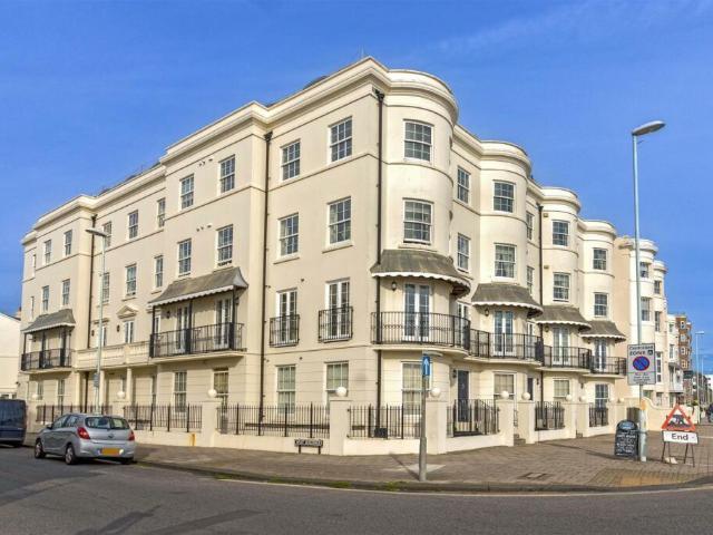 Marine Parade, Worthing 2 bed apartment to rent £2,000 pcm £462 pw
