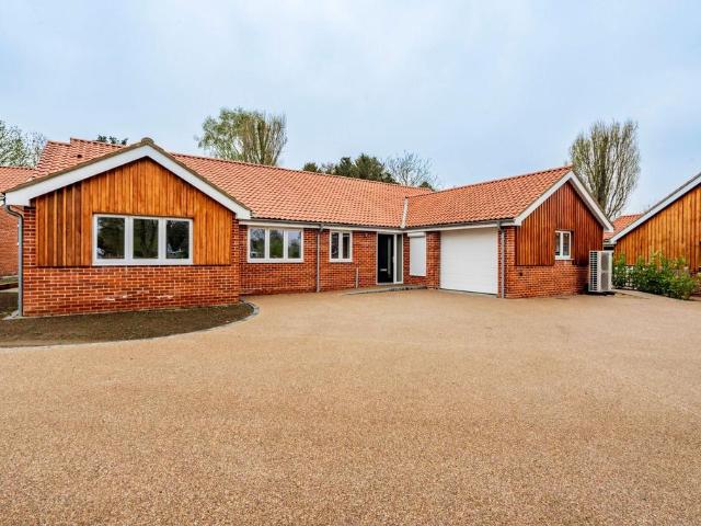 Marjorie Loke, Trunch 4 bed detached bungalow to rent £2,995 pcm £691 pw