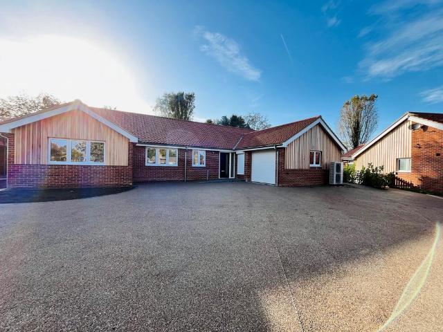 Marjorie Loke, Trunch NR28 4 bed detached bungalow to rent £2,600 pcm £600 pw