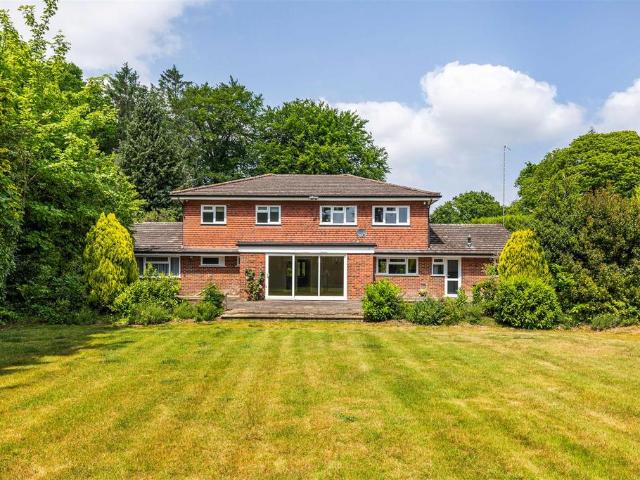 Mark Way, Godalming GU7 5 bed detached house to rent £5,250 pcm £1,212 pw