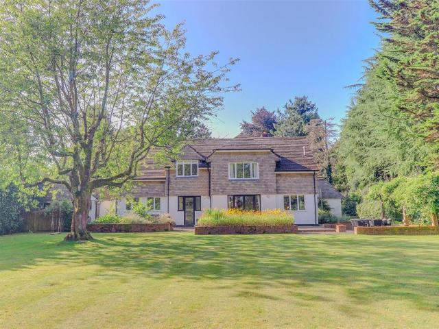 Mark Way, Godalming GU7 6 bed house to rent £8,500 pcm £1,962 pw