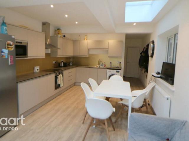 Markenfield Road, Guildford 5 bed detached house to rent £3,500 pcm £808 pw