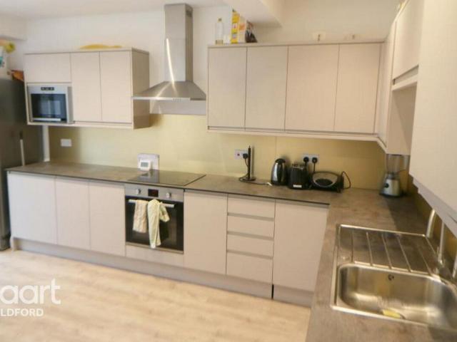 Markenfield Road, Guildford 5 bed detached house to rent £3,500 pcm £808 pw