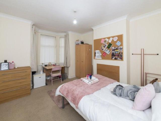 Markenfield Road, Guildford 6 bedrooms Property for lettings Seymours