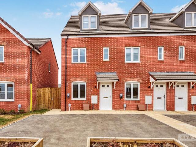Market Harborough LE16 3 bed end of terrace house to rent £1,550 pcm £358 pw