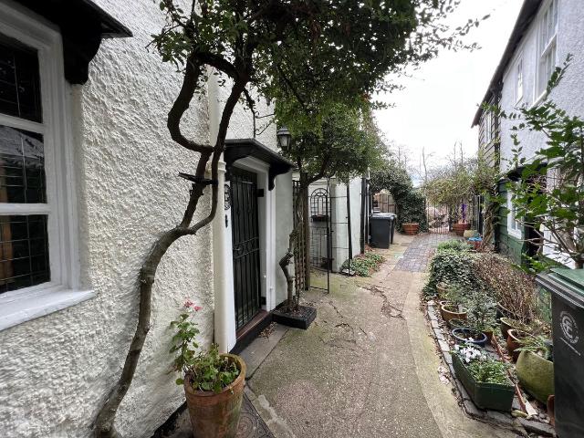 Market Square, Waltham Abbey EN9, Studio to rent, £850 pcm | PrimeLocation