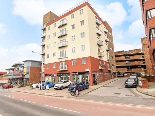Market Street, Bracknell RG12, 2 bed flat to rent, £1,200 pcm | PrimeLocation