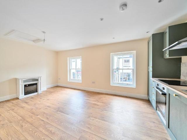 Market Street, Hampshire GU34 1 bed flat to rent £1,195 pcm £276 pw