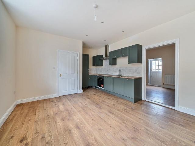 Market Street, Hampshire GU34 1 bed flat to rent £1,195 pcm £276 pw