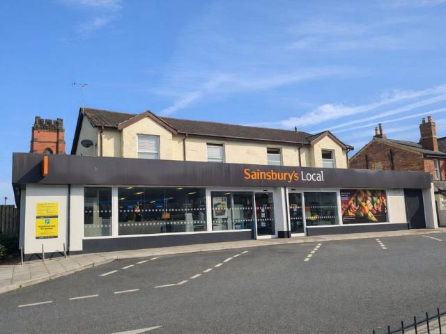 Market Street, Wirral, Merseyside CH47, 2 bed flat to rent, £875 pcm | PrimeLocation