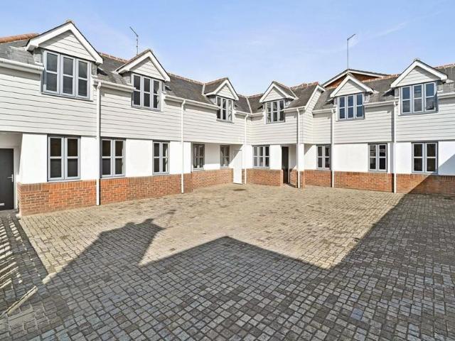 Market Place, Abridge, RM4 2 bed flat to rent £1,750 pcm £404 pw