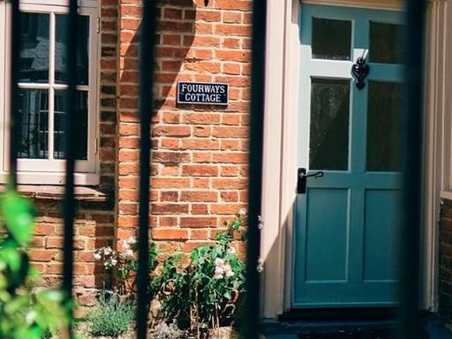 Market Place, Beaconsfield, HP9 2 bed terraced house to rent £1,950 pcm £450 pw