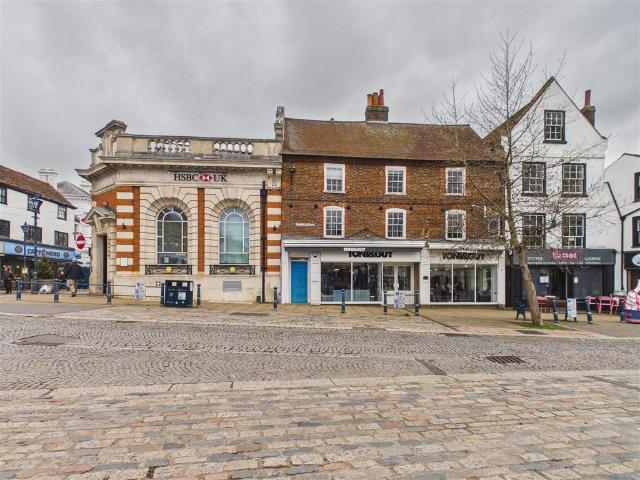 Market Place, Hitchin SG5 2 bed flat to rent £1,700 pcm £392 pw