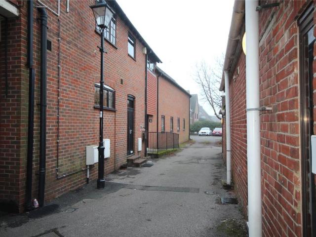 Market Place, Ringwood, Hampshire, BH24 2 bed apartment to rent £1,150 pcm £265 pw