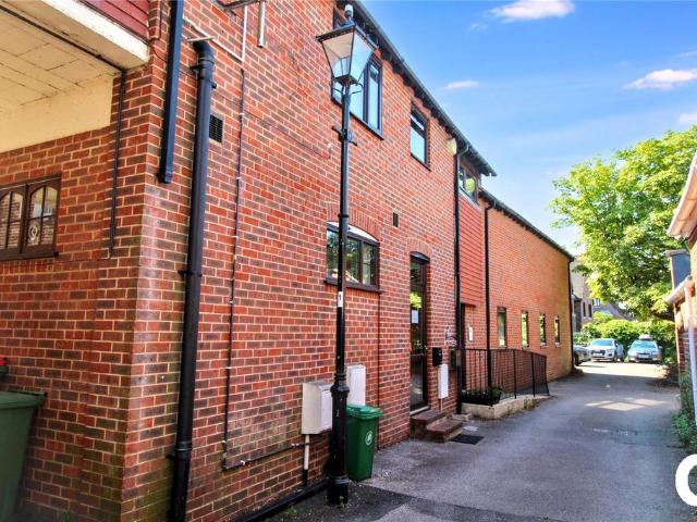 Market Place, Ringwood, Hampshire, BH24 2 bed apartment to rent £1,190 pcm £275 pw