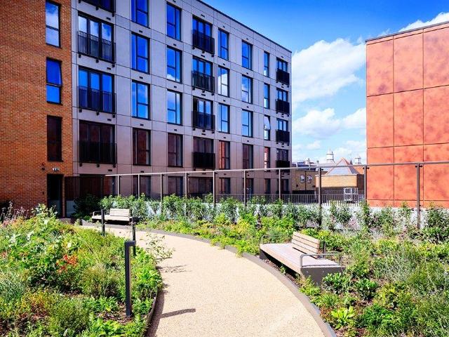 Marketfield Road, Redhill RH1 1 bed apartment to rent £1,725 pcm £398 pw