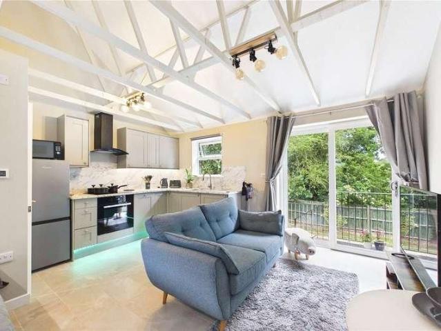 Marketing Card The Annexe, Clay Close, Tilehurst, Reading, RG31