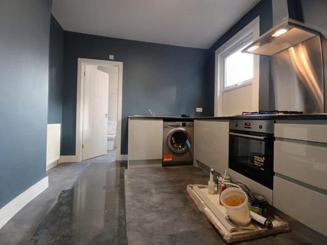 Markhouse Road, London E17 2 bed flat to rent £1,900 pcm £438 pw