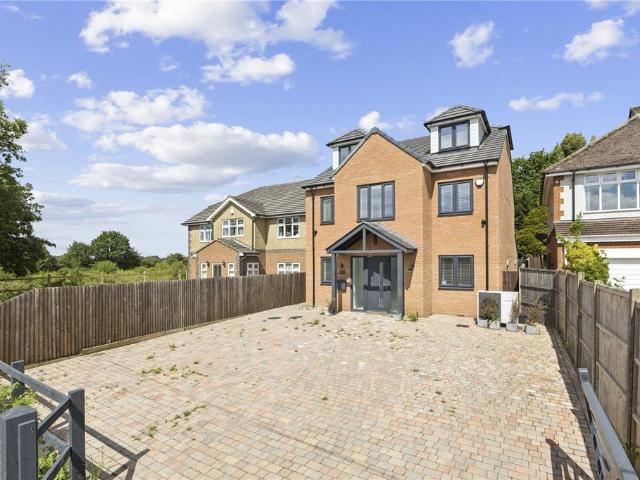 Markyate Road, Slip End. 4 bed detached house to rent £3,750 pcm £865 pw