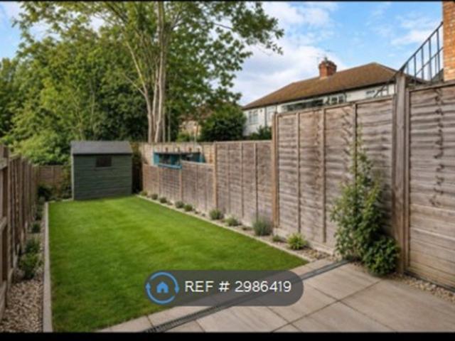 Marlborough Close, London N20, 2 bed maisonette to rent, £1,800 pcm | PrimeLocation