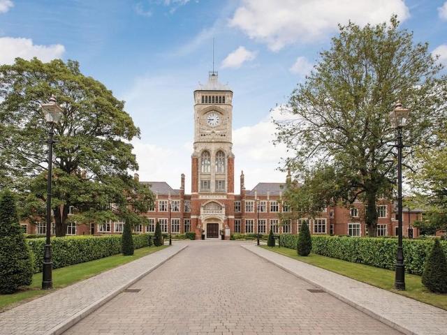 Marlborough Drive, Bushey 3 bed flat to rent £4,000 pcm £923 pw