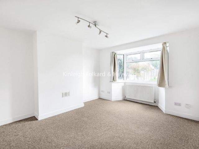 Marlborough Gardens, London, N20 2 bed flat to rent £1,700 pcm £392 pw