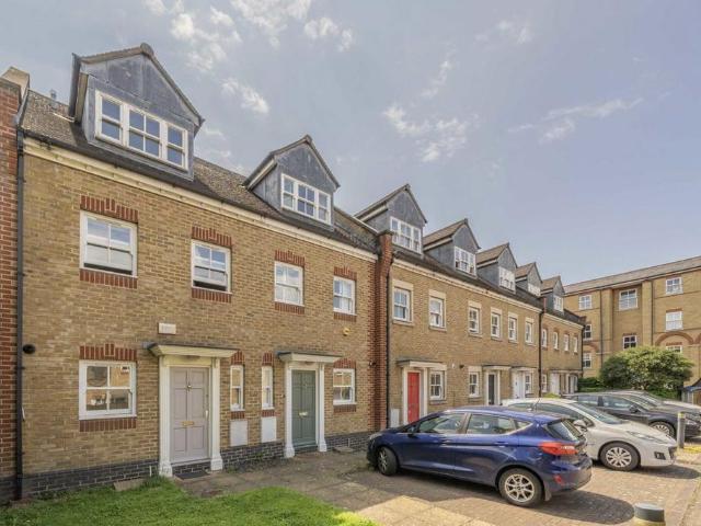 Marlborough Mews, London SW2 3 bed terraced house to rent £3,700 pcm £854 pw