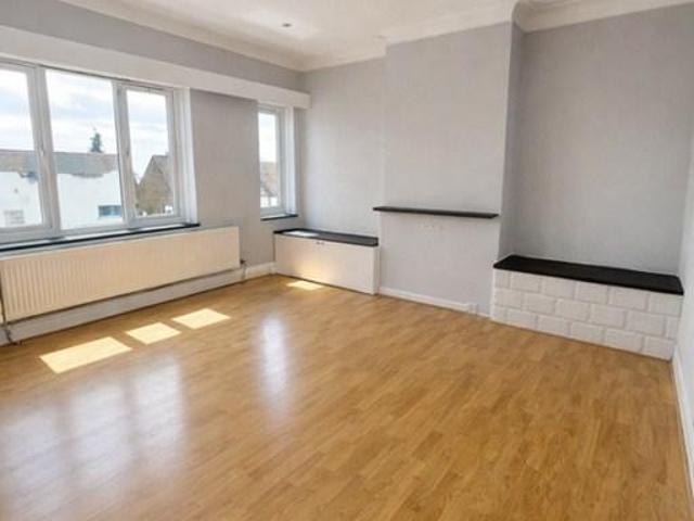 Marlborough Parade, Uxbridge, UB10 2 bed flat to rent £1,675 pcm £387 pw