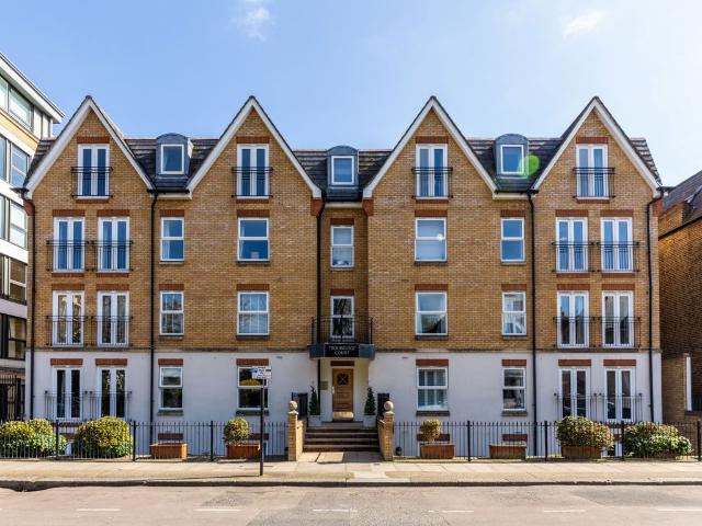 Marlborough Road, Chiswick W4, 2 bed flat to rent, £2,750 pcm | PrimeLocation