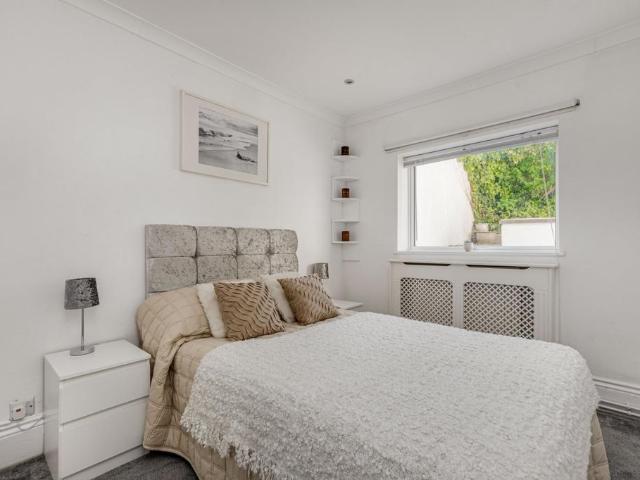 Marlborough Road, Richmond, TW10 4 bed flat to rent £5,500 pcm £1,269 pw