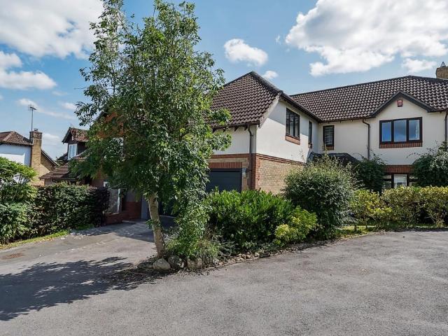 Marlborough SN8 5 bed detached house to rent £3,200 pcm £738 pw