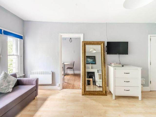 Marloes Road, Kensington, London, W8 Studio to rent £3,467 pcm £800 pw