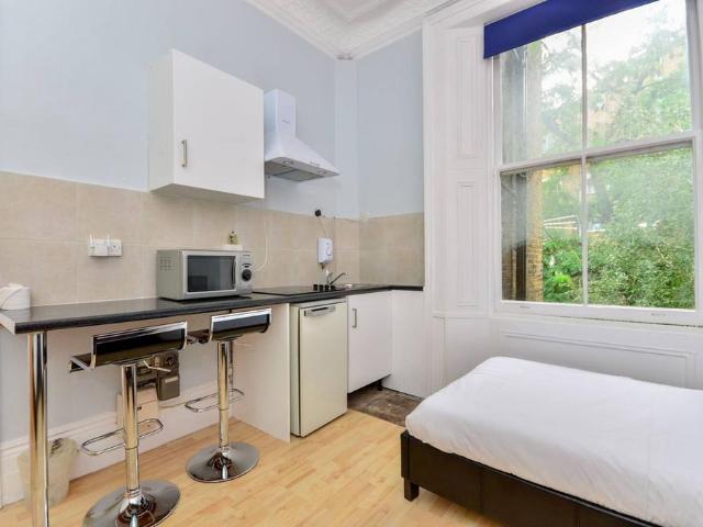 Marloes Road, Kensington, London, W8 Maisonette to rent £1,344 pcm £310 pw