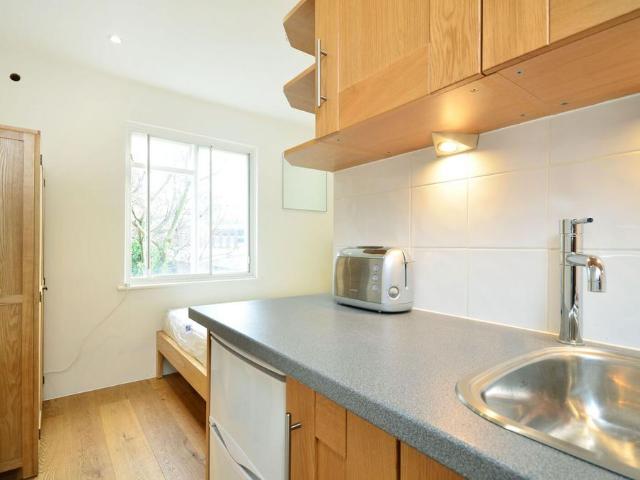 Marloes Road, Kensington, London, W8 Studio to rent £2,600 pcm £600 pw