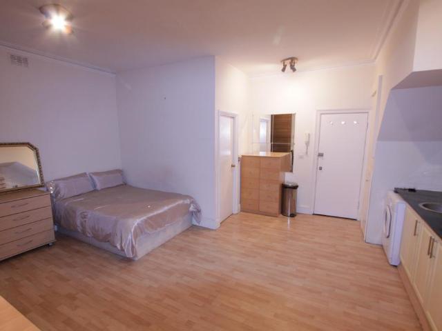 Marloes road, London W8 Studio to rent £1,650 pcm £381 pw