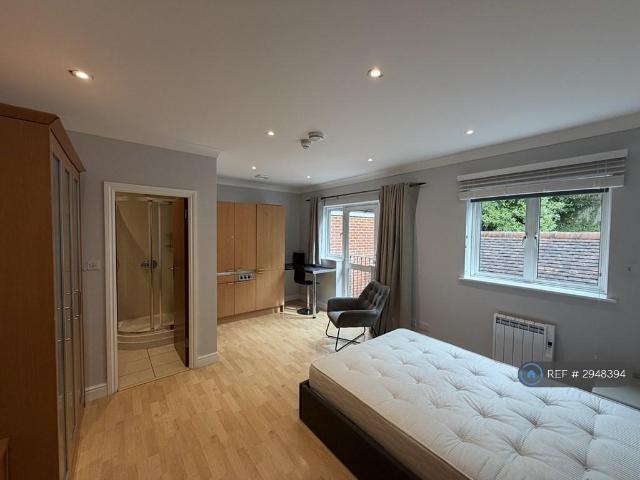 Marlow Bottom, Marlow, SL7 Studio to rent £1,045 pcm £241 pw