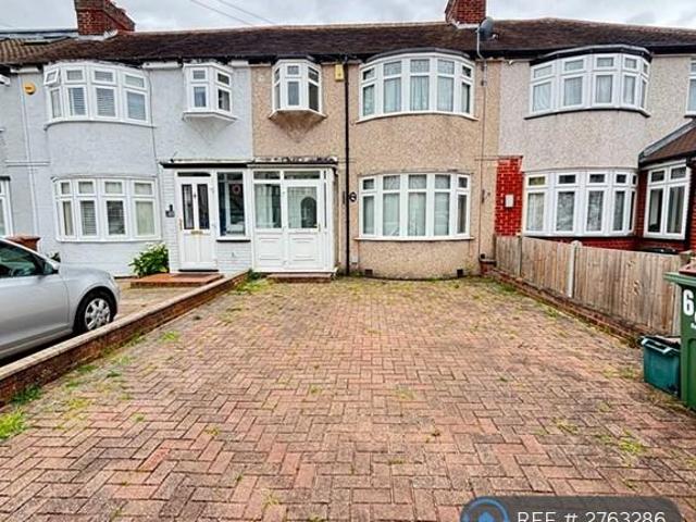 Marlow Drive, Sutton, SM3 3 bed terraced house to rent £2,300 pcm £531 pw